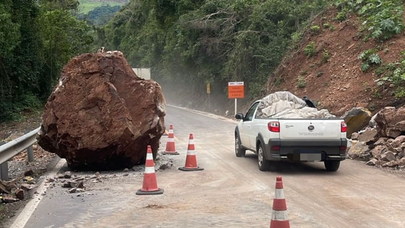 Imagem de pedrão na BR-470, na Serra das Antas, assusta motoristas ...
