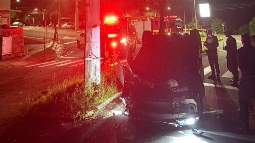 Bateu o Civic no poste, capotou, e deixou meia Bento Gonçalves sem luz ...